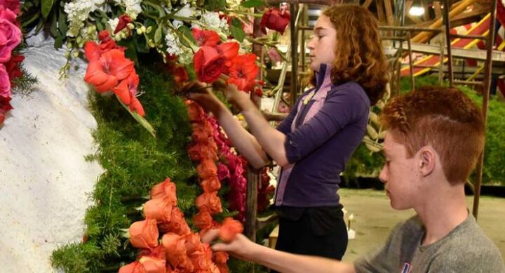 Rose Parade Float Builders Chart Divergent Paths for Volunteer ...